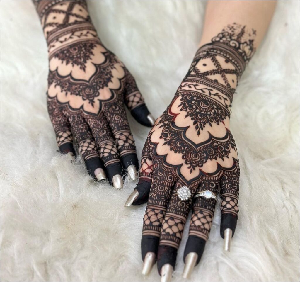 [555+] Back Hand Mehndi Design Images, Photos & Pictures - PhotosLy