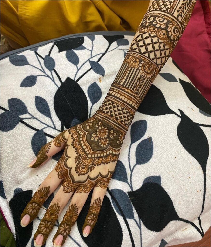 [555+] Back Hand Mehndi Design Images, Photos & Pictures - PhotosLy