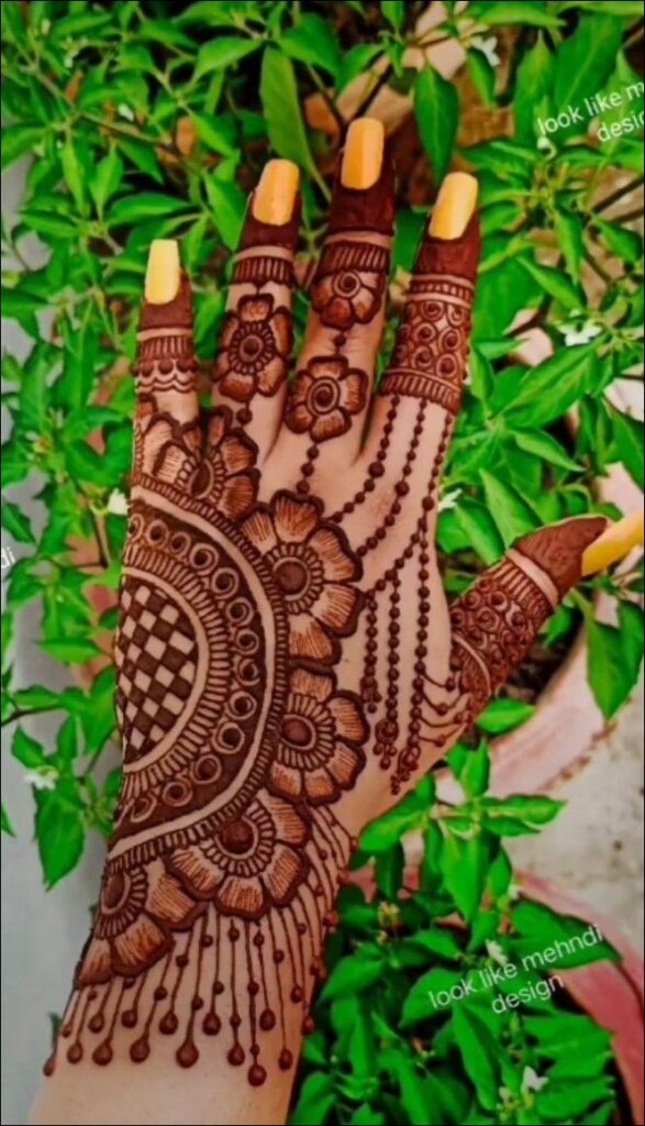 [555+] Back Hand Mehndi Design Images, Photos & Pictures - PhotosLy